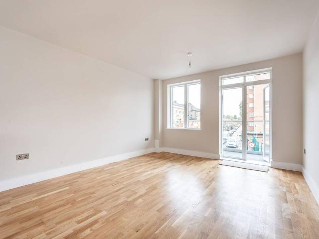 Walworth Road, Elephant And Castle, London SE17, 2 bed flat to rent, £2,100 pcm | PrimeLocation