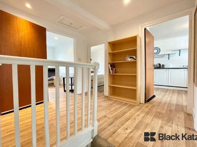 Walworth Road, Elephant And Castle SE17, 3 bed flat to rent, £3,029 pcm | PrimeLocation