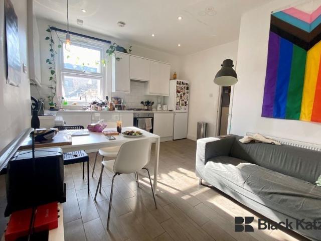 Walworth Road, Elephant And Castle SE17, 3 bed flat to rent, £3,120 pcm | PrimeLocation