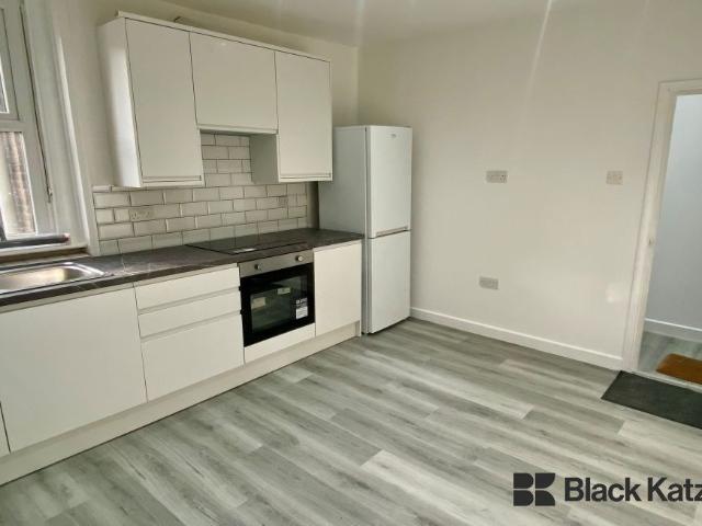 Walworth Road, Elephant And Castle SE17, 3 bed flat to rent, £3,207 pcm | PrimeLocation