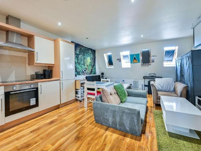 Walworth Road, Elephant and Castle. Studio to rent £3,250 pcm £750 pw
