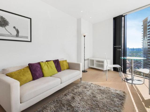 Walworth Road, Elephant and Castle. Studio to rent £2,200 pcm £508 pw