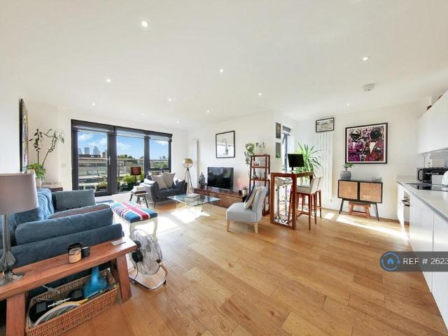 Walworth Road, London, SE17 1 bed penthouse to rent £4,000 pcm £923 pw