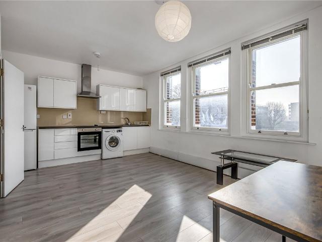 Walworth Road, London SE17, 3 bed flat to rent, £2,600 pcm | PrimeLocation
