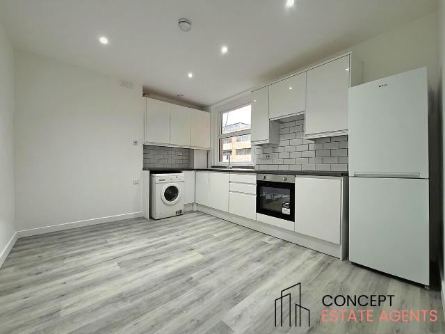 Walworth Road, London SE17, 3 bed flat to rent, £3,000 pcm | PrimeLocation