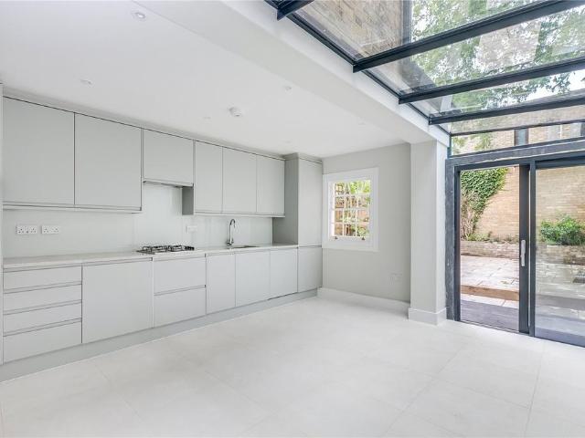 Walcot Square, London, SE11 3 bed terraced house to rent £4,300 pcm £992 pw