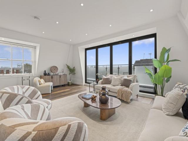 Waldemar Avenue, Fulham 3 bed flat to rent £5,250 pcm £1,212 pw