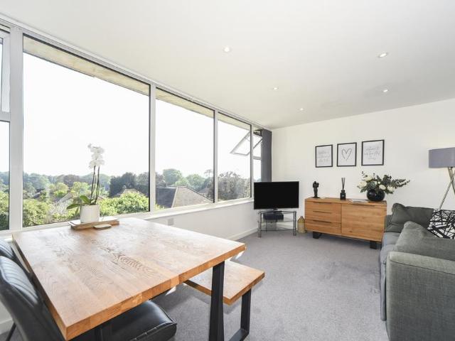 Walden Parade Walden Road BR7 2 bed flat to rent £1,775 pcm £410 pw