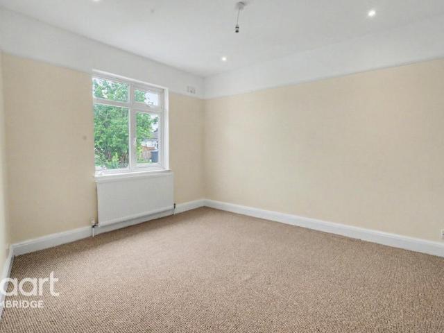 Walden Way, Cambridge 4 bed semi detached bungalow to rent £1,900 pcm £438 pw