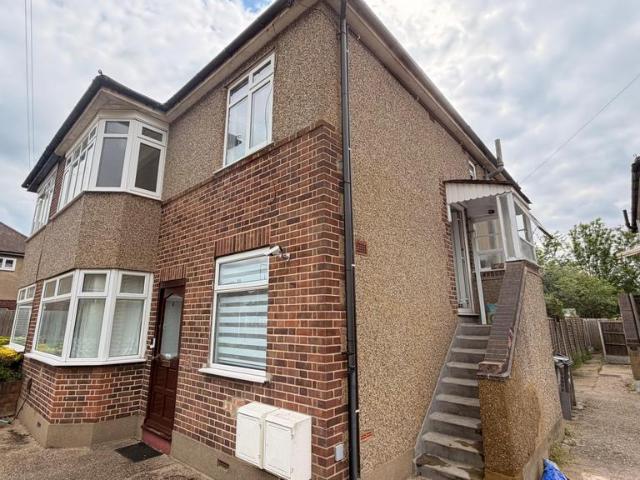 Walden Way, Ilford, IG6 2 bed flat to rent £1,750 pcm £404 pw