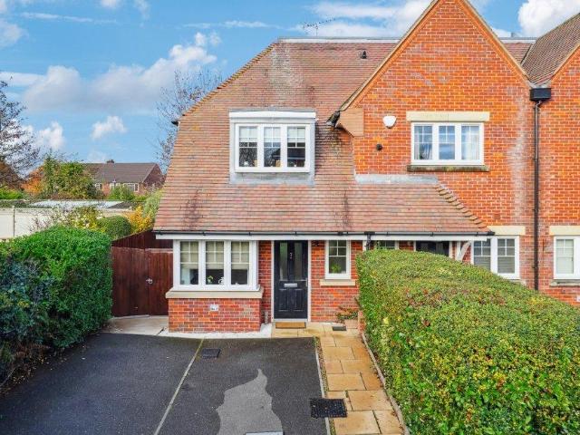 Waldenbury Place, Beaconsfield. 2 bed semi detached house to rent £2,300 pcm £531 pw