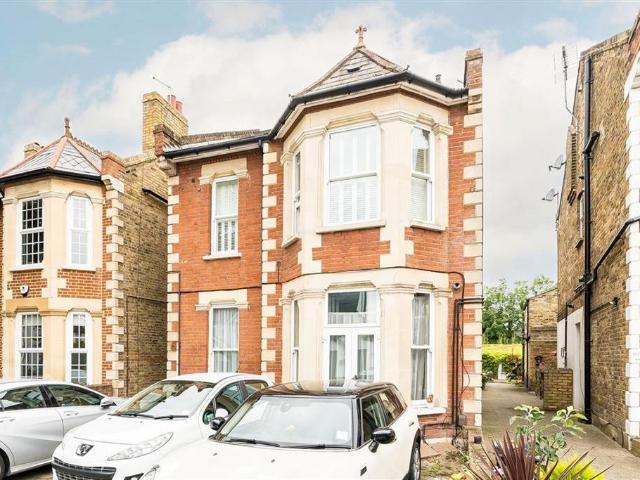 Waldegrave Road, Teddington TW11 2 bed flat to rent £2,195 pcm £507 pw