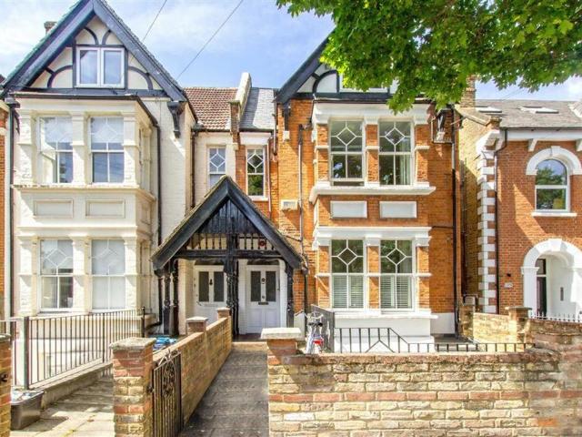 Waldegrave Road, Teddington TW11 2 bed flat to rent £2,295 pcm £530 pw