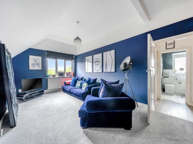 Waldegrave Road, Teddington, TW11 2 bed flat to rent £2,200 pcm £508 pw