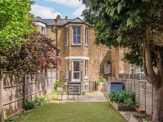 Waldegrave Road, Teddington TW11 2 bed flat to rent £2,395 pcm £553 pw