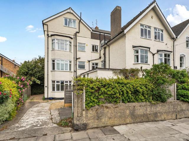 Waldegrave Road, Teddington, TW11 2 bed flat to rent £2,295 pcm £530 pw