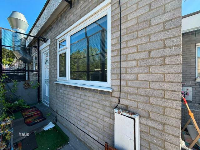 Walderslade Road, Chatham ME5, 2 bed flat to rent, £1,200 pcm | PrimeLocation