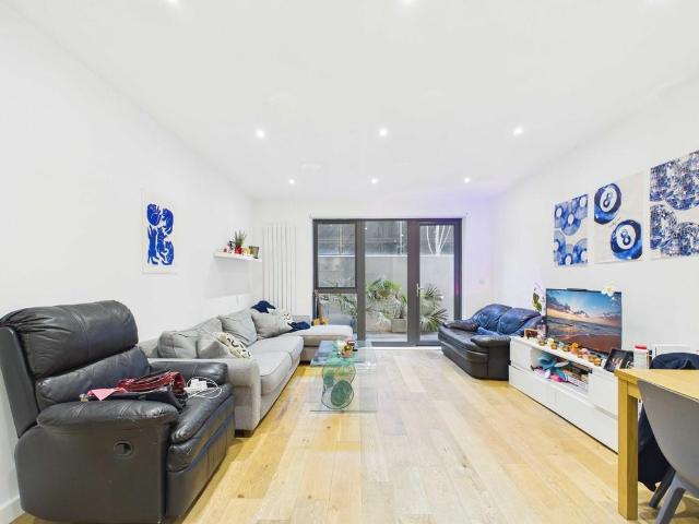 Waleorde Road, Elephant And Castle 2 bed apartment to rent £2,817 pcm £650 pw