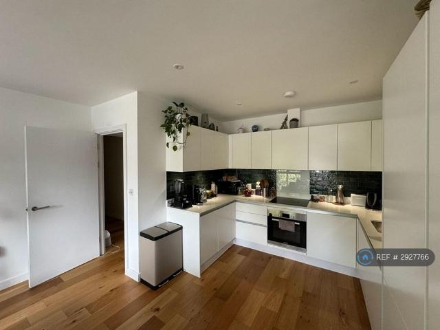 Waleorde Road, London, SE17 2 bed flat to rent £2,600 pcm £600 pw