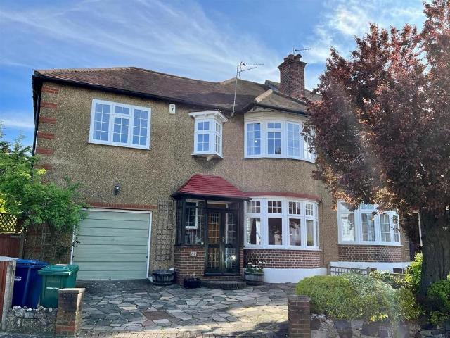 Walfield Avenue, Whetstone 4 bed semi detached house to rent £3,200 pcm £738 pw