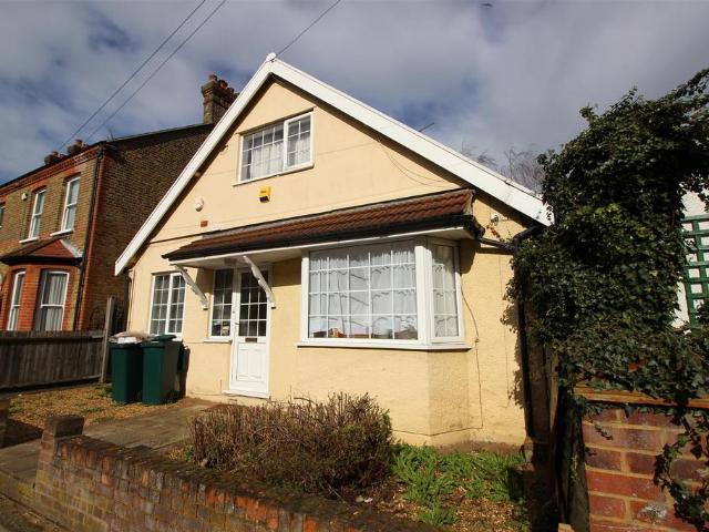Walford Road, Uxbridge 6 bed detached bungalow to rent £3,720 pcm £858 pw