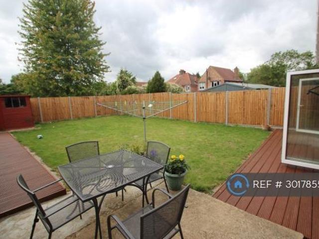 Walford Road, Uxbridge, UB8 3 bed bungalow to rent £2,250 pcm £519 pw