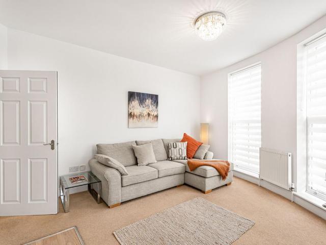 Walfords Close, Old Harlow, CM17 2 bed flat to rent £1,550 pcm £358 pw