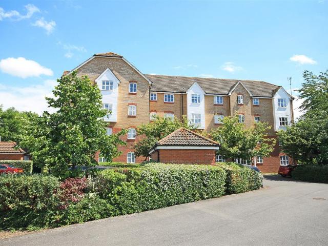 Walk Of Station, Aylesbury HP20, 2 bed flat to rent, £1,200 pcm | PrimeLocation