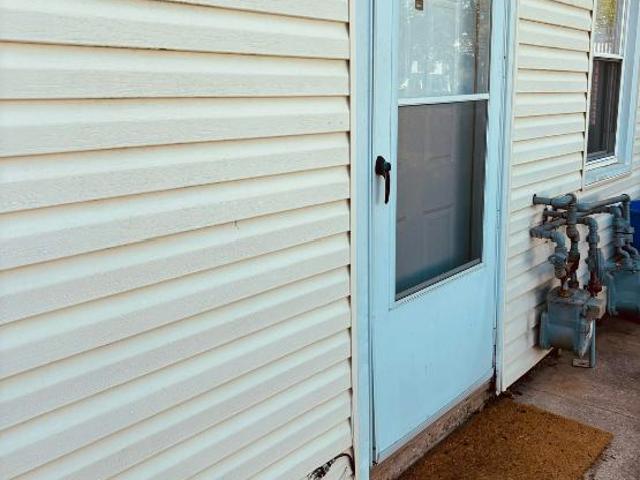 Walk in side entrance No steps