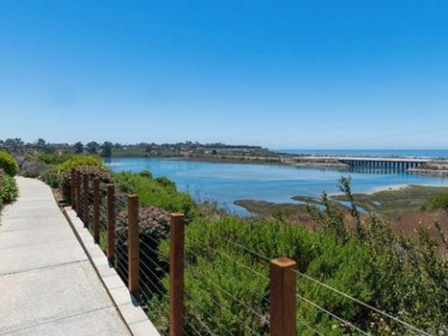 Walk to beachshared homeprivate bathroom and BR