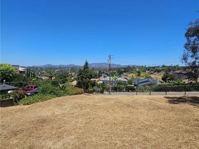 Wallace Ln, Vista, CA 92083