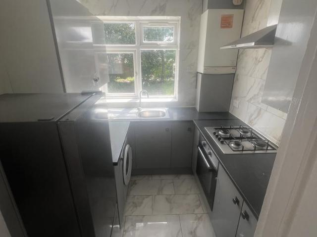 Waller Avenue, Luton LU4 3 bed terraced house to rent £1,775 pcm £410 pw