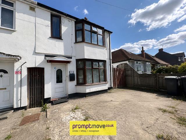 Waller Avenue, Luton LU4, 3 bed property to rent, £1,600 pcm | PrimeLocation