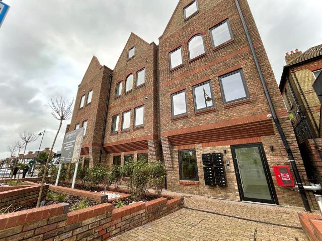 Wallington, Surrey SM6 2 bed flat to rent £1,650 pcm £381 pw