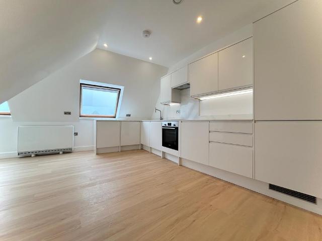 Wallington, Surrey SM6 2 bed flat to rent £1,700 pcm £392 pw