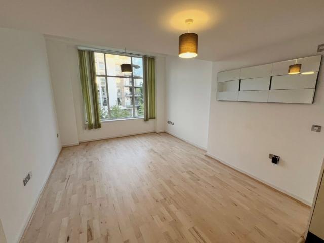Wallis House, Great West Road, Brentford TW8, 3 bed flat to rent, £2,500 pcm | PrimeLocation