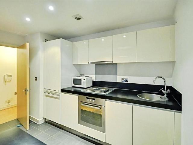 Wallis House, Great West Road. 1 bed flat to rent £1,600 pcm £369 pw