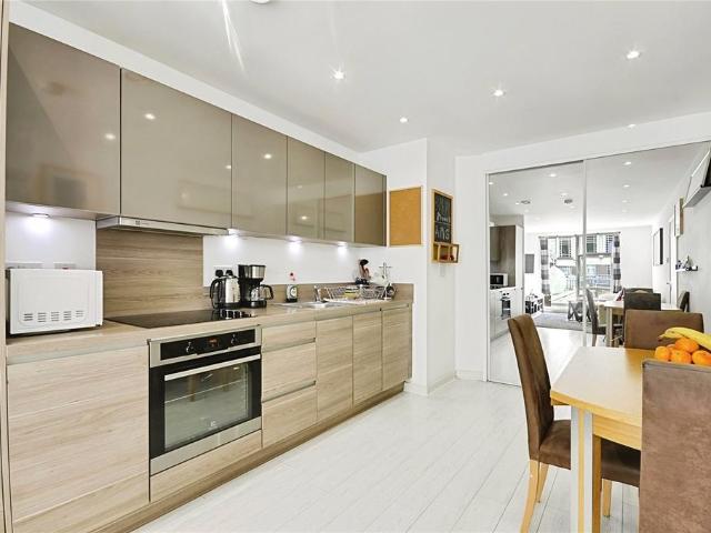 Wallis House Great West Road. 1 bed flat to rent £1,800 pcm £415 pw