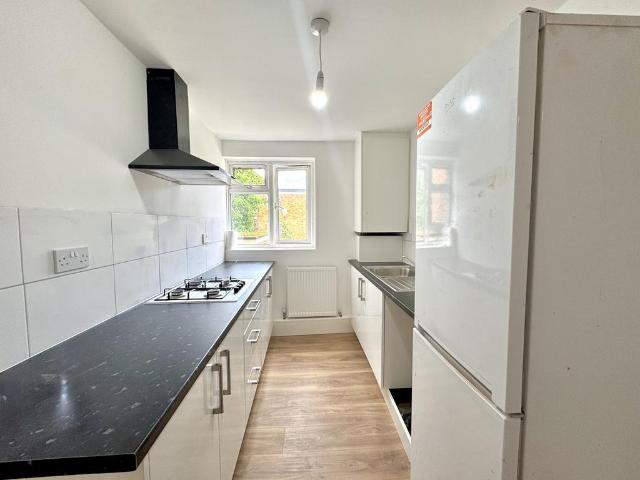 Wallis Road, Southall, Middlesex, UB1 2 bed flat to rent £1,550 pcm £358 pw