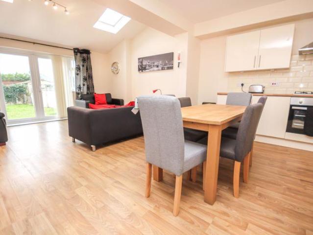 Wallisdown Road, Bournemouth BH12 6 bed semi detached house to rent £3,600 pcm £831 pw