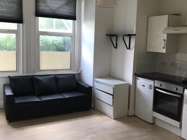 Walm Lane, London NW2, 1 bed flat to rent, £1,550 pcm | PrimeLocation