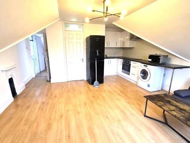 Walm Lane, London NW2, Studio to rent, £1,850 pcm | PrimeLocation