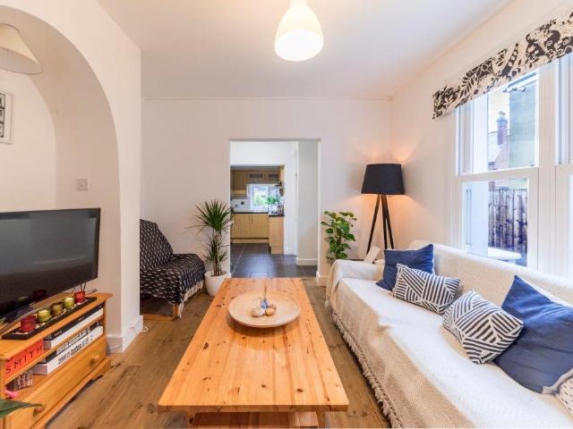 Walm Lane, Willesden Green, NW2 2 bed flat to rent £2,650 pcm £612 pw