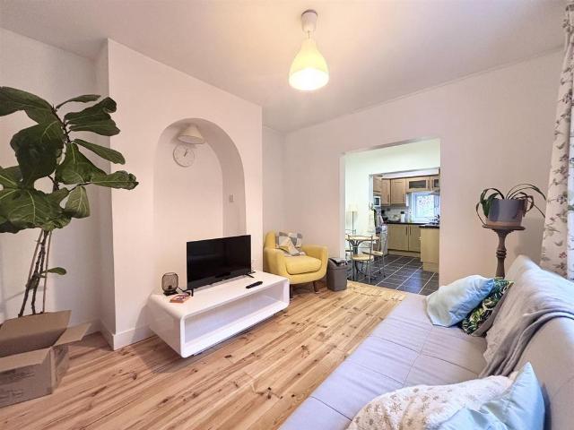 Walm Lane, Willesden Green, NW2 2 bed flat to rent £2,650 pcm £612 pw