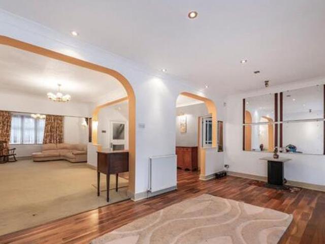 Walmington Fold, Finchley, 4 Bedroom End
