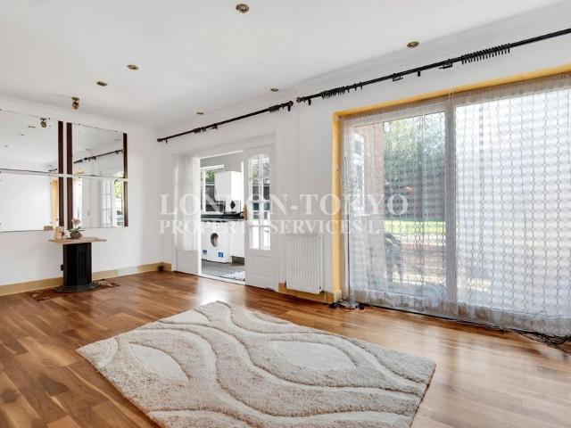 Walmington Fold, N12, London