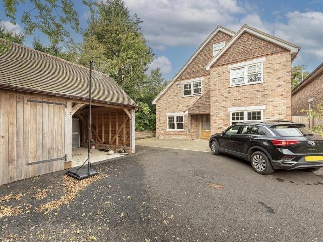 Walnut Close Harpenden AL5 6 bed detached house to rent £5,500 pcm £1,269 pw