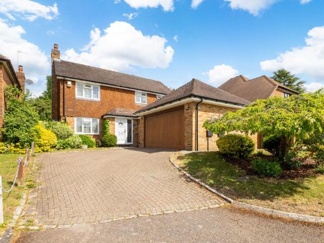Walnut Grove, Surrey SM7 4 bed detached house to rent £3,400 pcm £785 pw