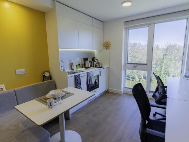Walnut Tree Close 1 bed private hall to rent £1,711 pcm £395 pw
