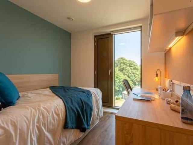 Walnut Tree Close, Guildford GU1, 1 bed flat to rent, £1,018 pcm | PrimeLocation